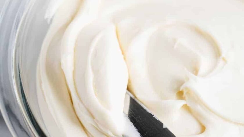 Glaçage au fromage à la crème facile (4 ingrédients !) - Yummy Recette