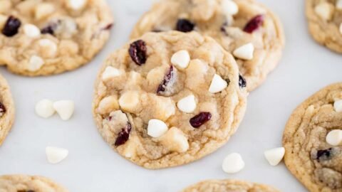 Biscuits au chocolat blanc et aux canneberges - Yummy Recette
